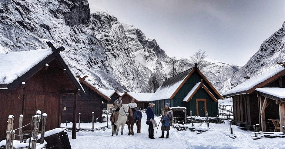 Entdecken Sie das Wikingerdorf Njardarheimr in Gudvangen - visitBergen.com