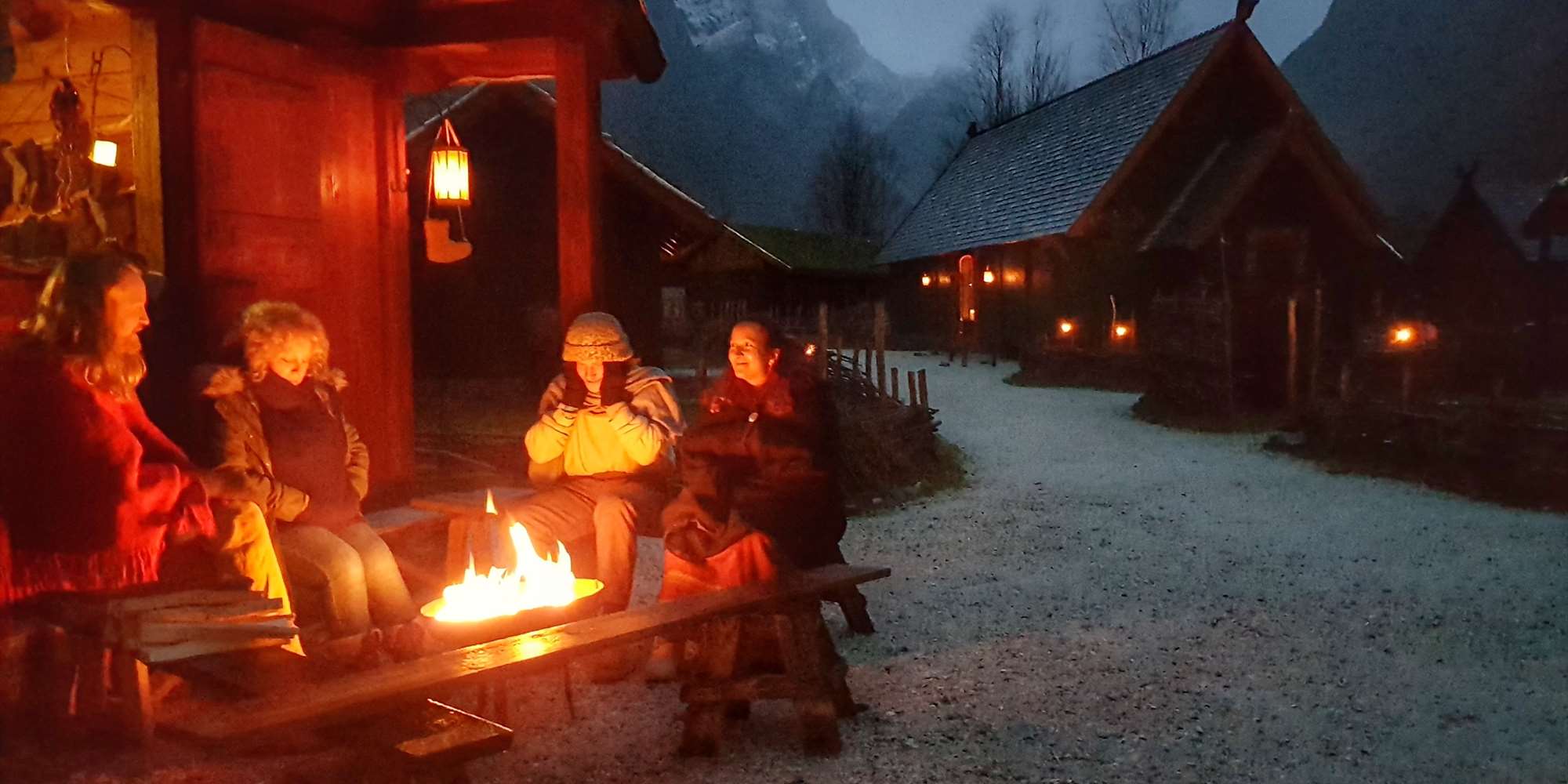 Entdecken Sie das Wikingerdorf Njardarheimr in Gudvangen - visitBergen.com