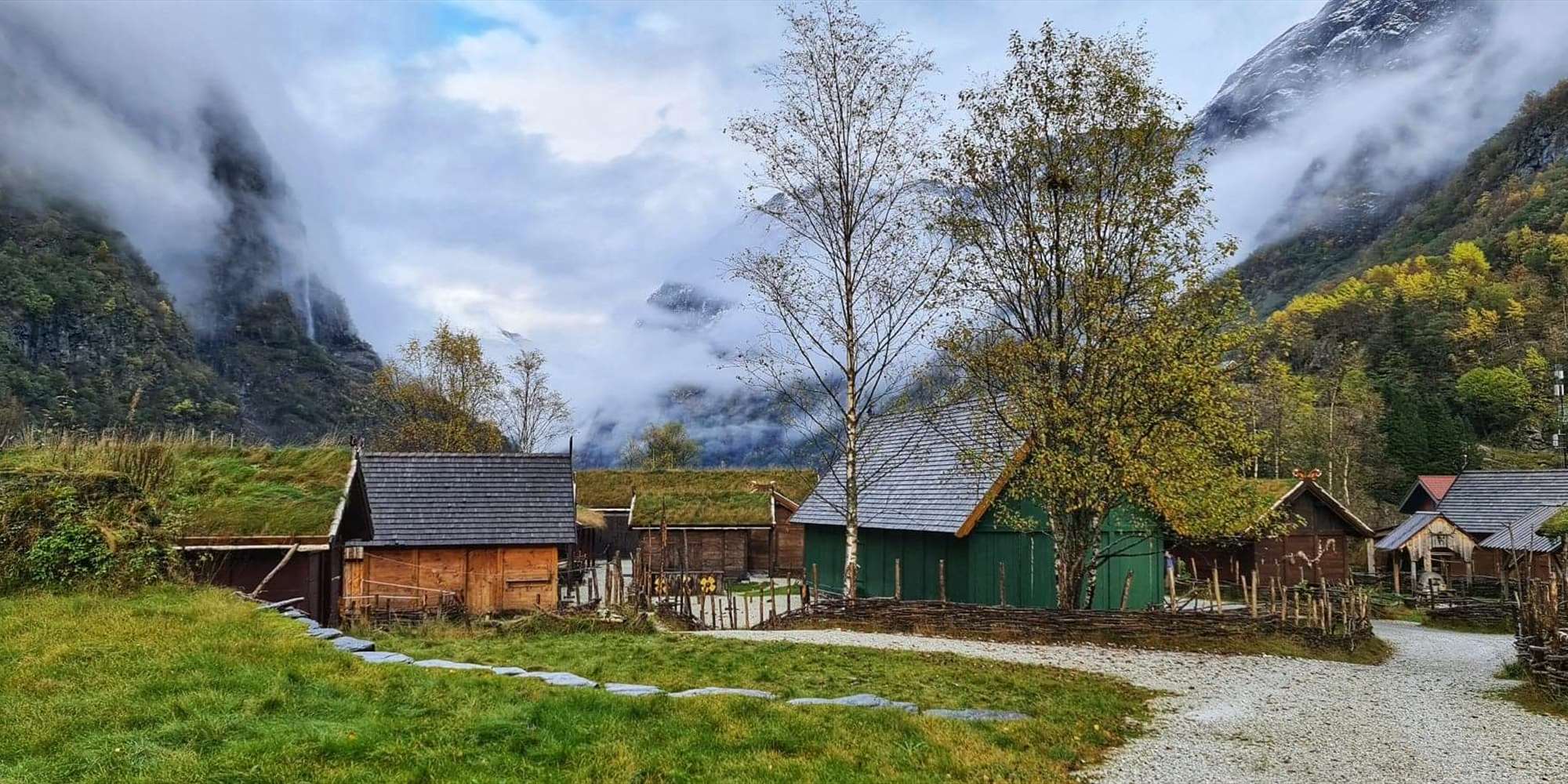 Entdecken Sie das Wikingerdorf Njardarheimr in Gudvangen - visitBergen.com