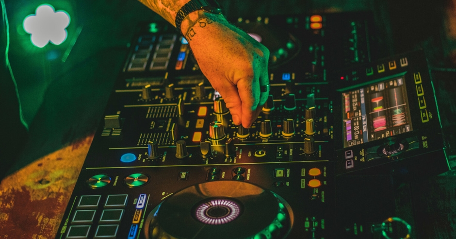 Cue : Eirias Arena Rave W/ Sidney Charles, Wheats, Ellia Jaya - Visit Conwy