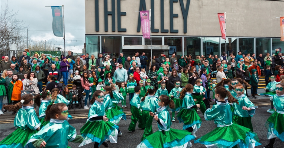 Plan ahead so you can enjoy an amazing St Patrick’s Day parade in Strabane - Visit Derry