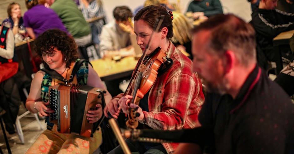 Cóisir Dheireadh na Bliana // End of year party - Doire - Visit Derry