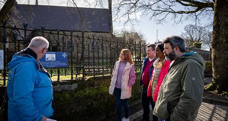 Walking tour group on a stop in Derry~Londonderry with guide David from Derrie Danders