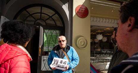 Guide David from Derrie Danders talking to a walking tour on one of the stops