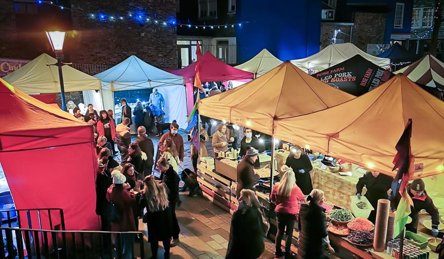 Totnes Christmas Market and Late Night Shopping - Visit South Devon