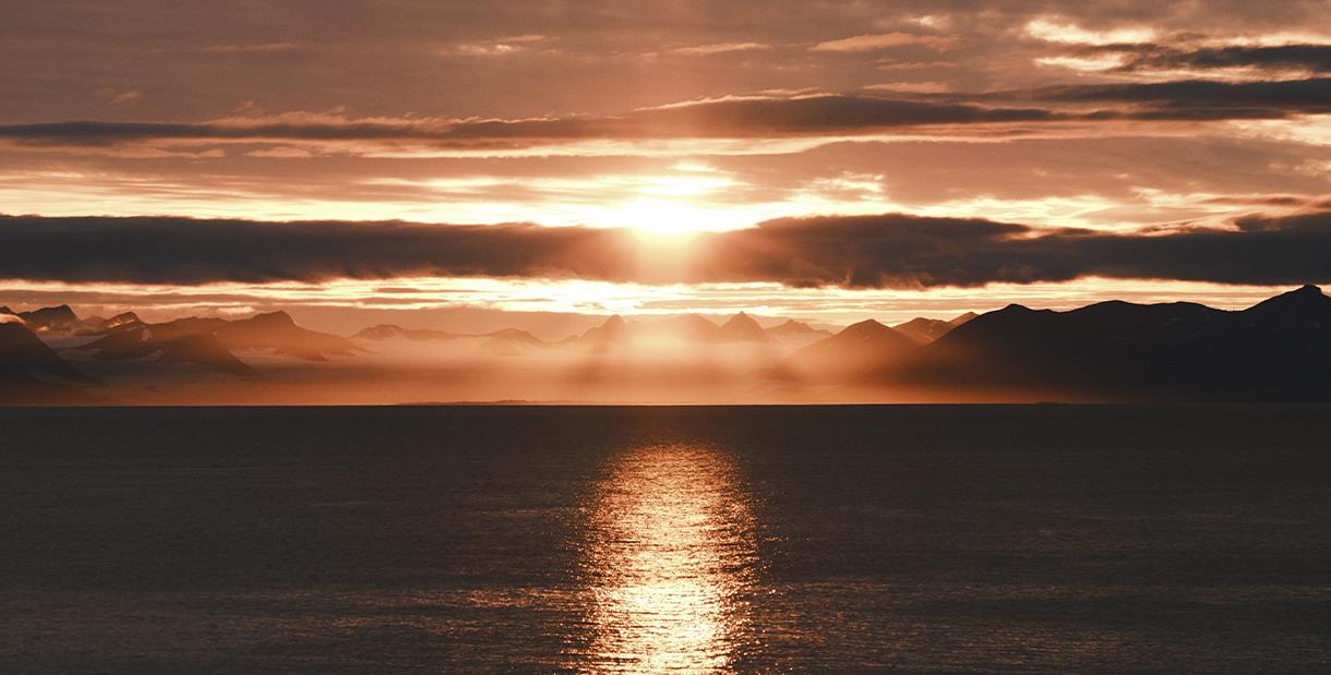 The midnight sun in Svalbard - Visit Svalbard