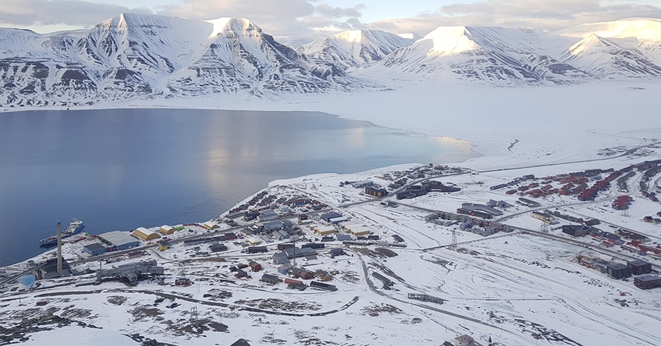 Platåfjellet: Hike with Panorama View over Longyearbyen - Svalbard ...
