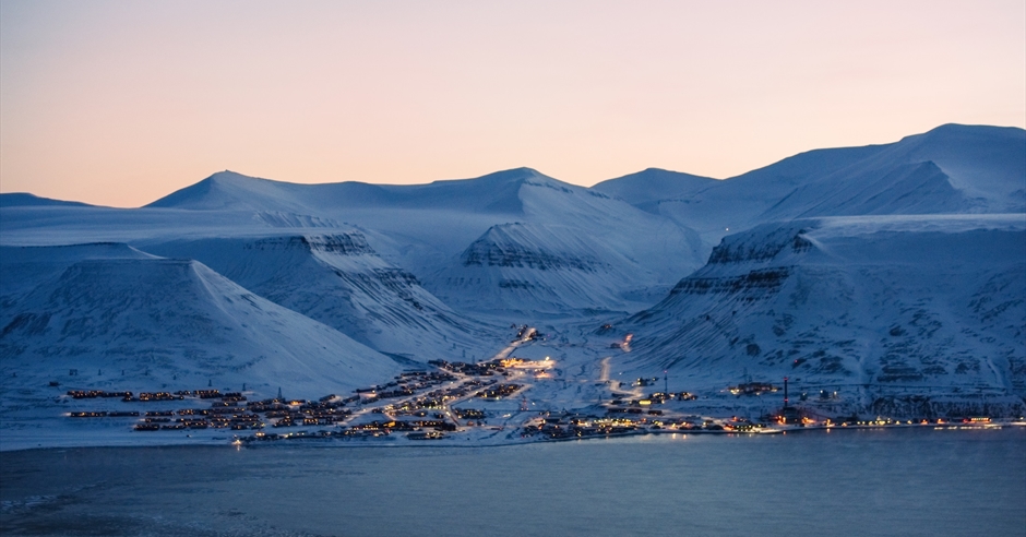 Longyearbyen at Sunset: Panorama Tour - Hurtigruten svalbard - Snowcat ...