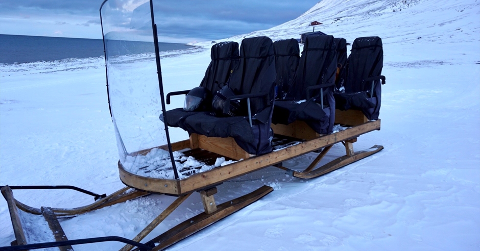 Sleigh ride by snowmobile - Spitzbergen Adventures - Snowmobile in ...