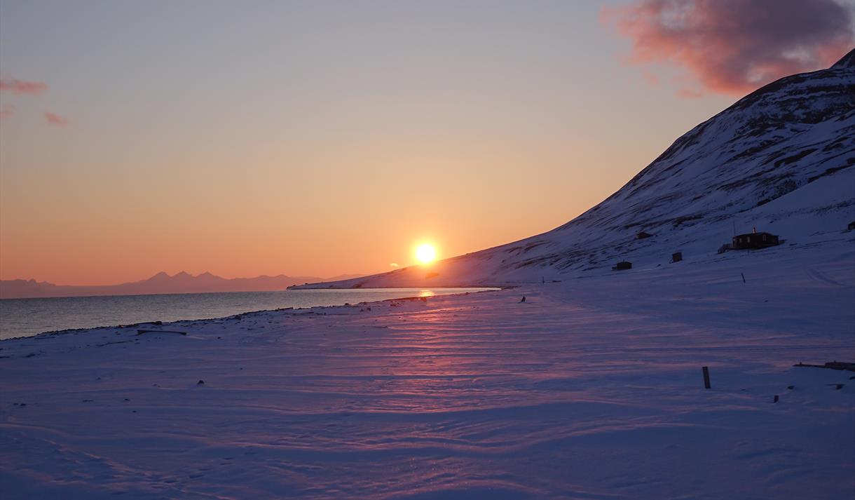 Longyearbyen Panorama - under the midnight sun - Hurtigruten Svalbard ...