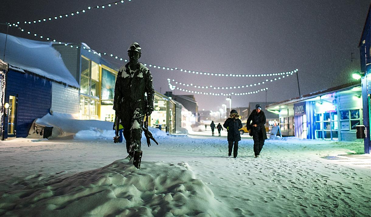 A historic walk in Adventdalen – Hurtigruten Svalbard - Hiking in ...