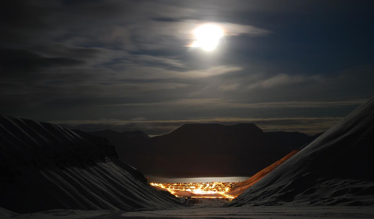 4-day Northern lights adventure in Svalbard - Basecamp Spitsbergen ...