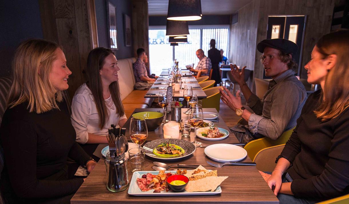 Polfareren Restaurant - Svalbard Hotell - International in Longyearbyen ...