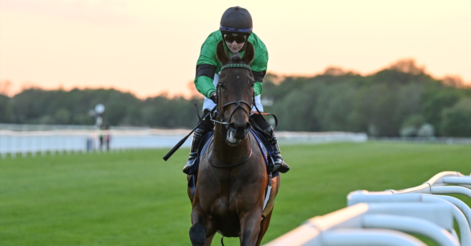 Monday Night Racing at Royal Windsor Racecourse - Visit Windsor