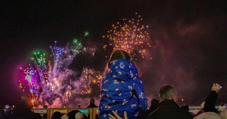 Fireworks Spectacular Family Raceday at Ascot Racecourse - Visit Windsor