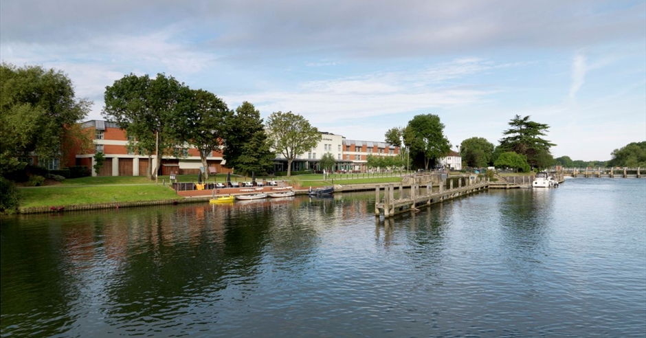 The Runnymede on Thames - Egham - Visit Windsor